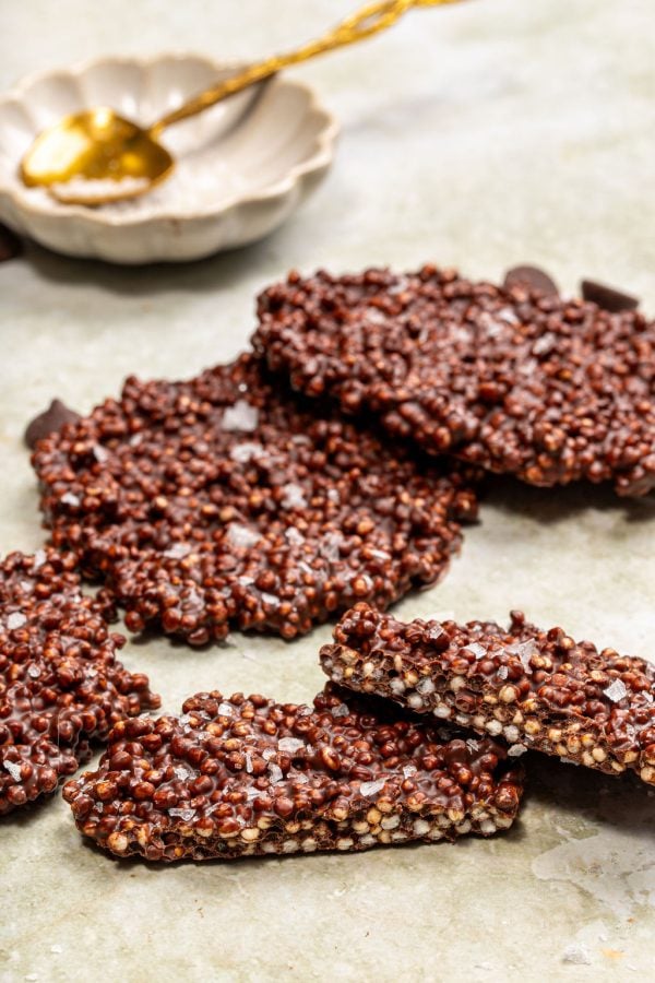3 Ingredient Chocolate Quinoa Crisp (No-Bake) - Lovely Delites